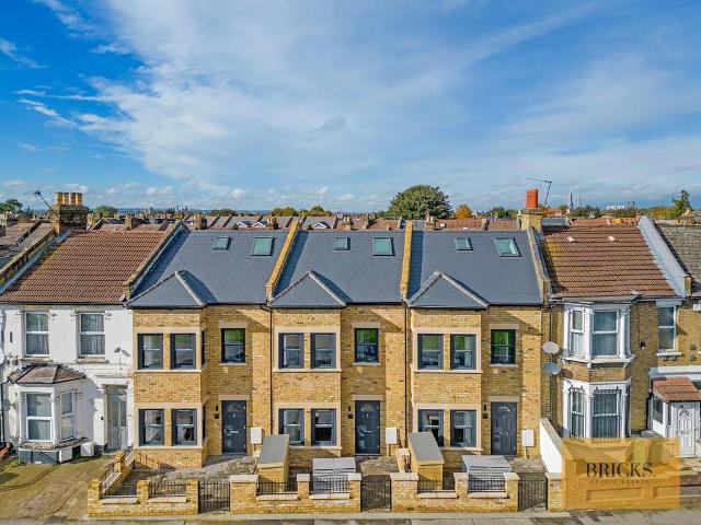 3 bedroom end of terrace house to rent