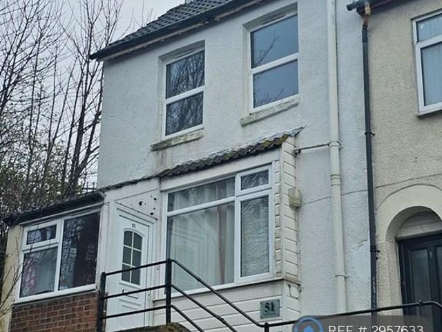 3 bedroom end of terrace house to rent