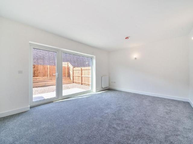 3 bedroom end of terrace house to rent