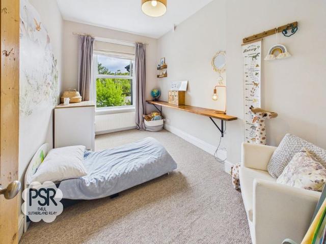 3 bedroom end of terrace house to rent