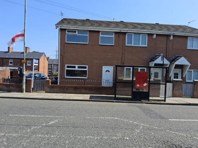 3 bedroom end of terrace house to rent