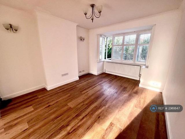 3 bedroom end of terrace house to rent