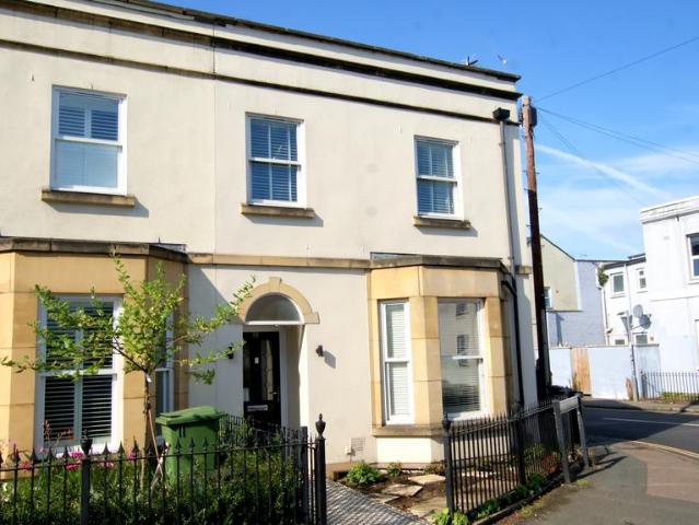 3 bedroom end of terrace house to rent