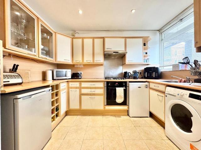 3 bedroom end of terrace house to rent