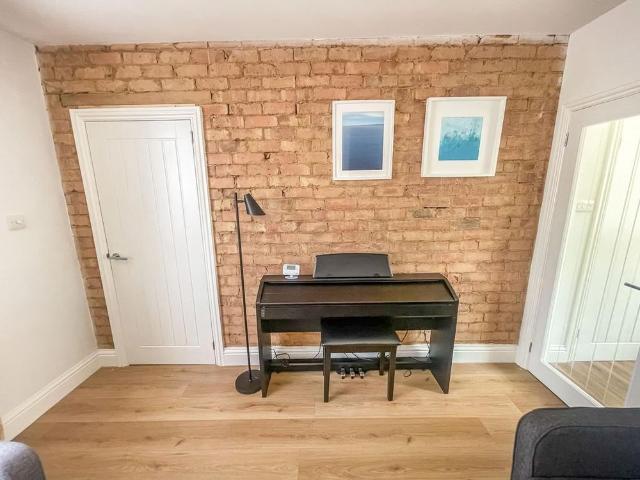 3 bedroom end of terrace house to rent
