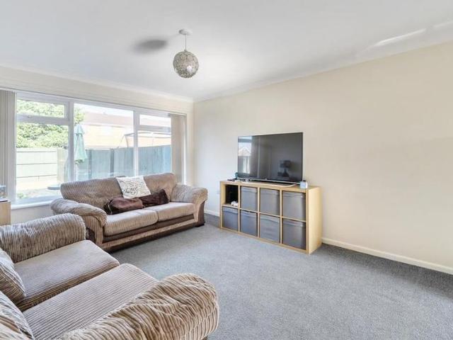 3 bedroom end of terrace house to rent