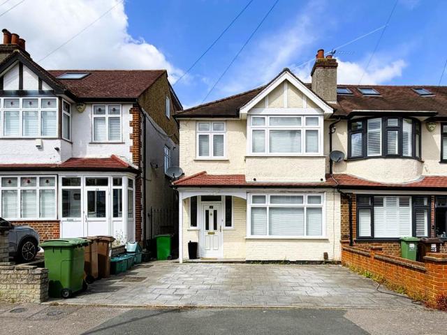 3 bedroom end of terrace house to rent