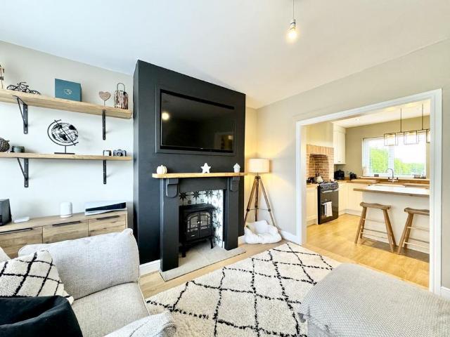 3 bedroom end of terrace house to rent