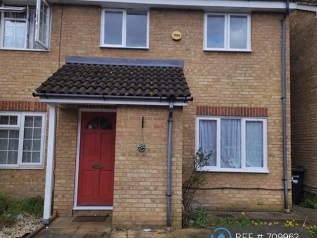 3 bedroom end of terrace house to rent
