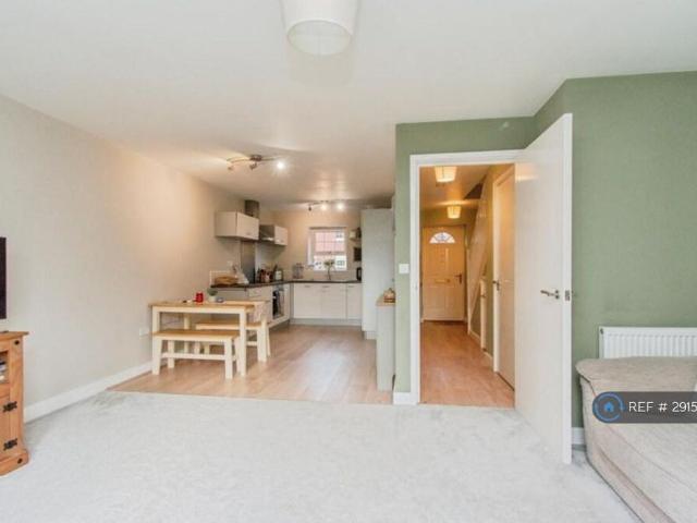 3 bedroom end of terrace house to rent