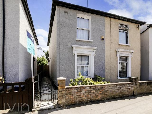 3 bedroom end of terrace house to rent