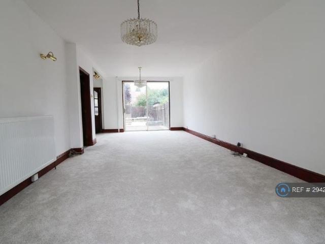 3 bedroom end of terrace house to rent