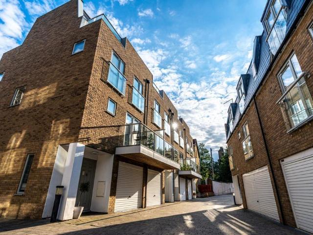 3 bedroom end of terrace house to rent