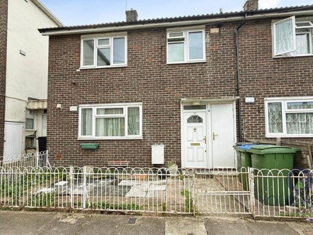 3 bedroom end of terrace house to rent