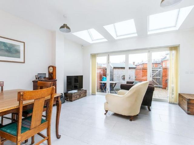 3 bedroom end of terrace house to rent