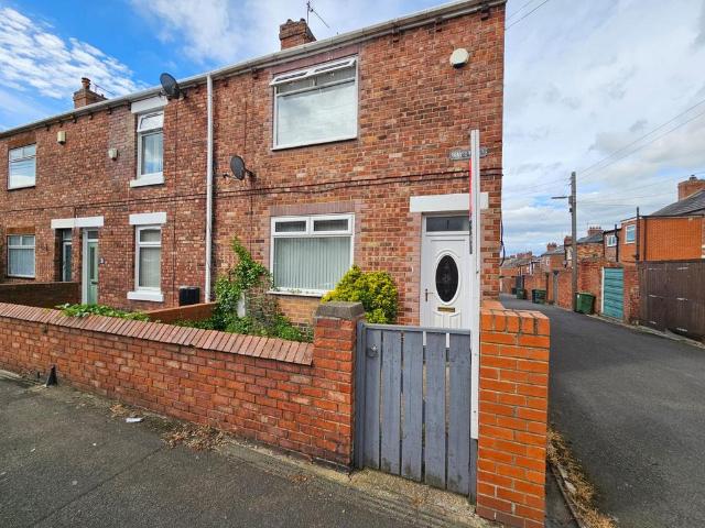 3 bedroom end of terrace house to rent