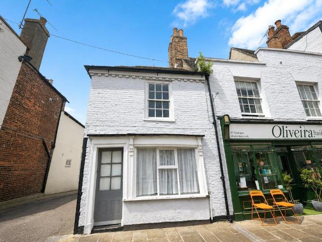 3 bedroom end of terrace house to rent