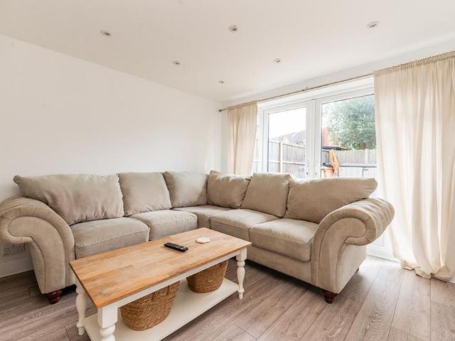 3 bedroom end of terrace house to rent