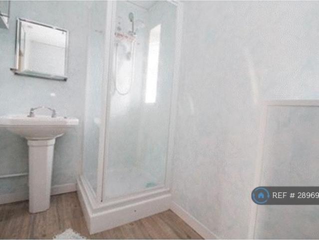 3 bedroom end of terrace house to rent
