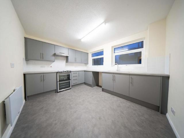 3 bedroom end of terrace house to rent