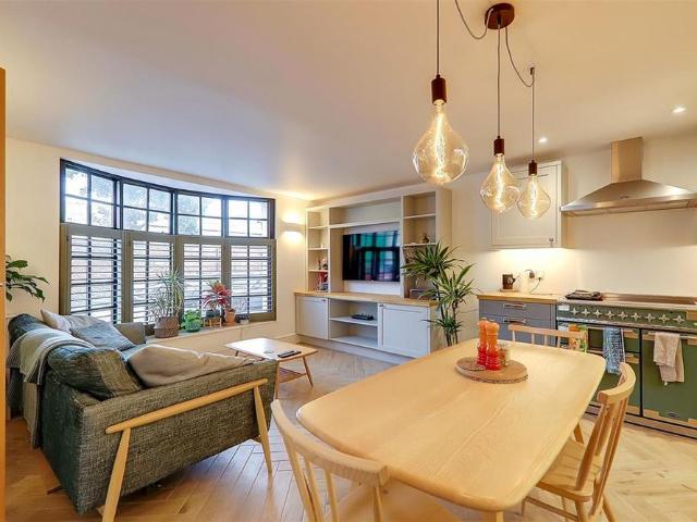 3 bedroom end of terrace house to rent