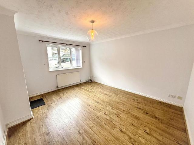3 bedroom end of terrace house to rent
