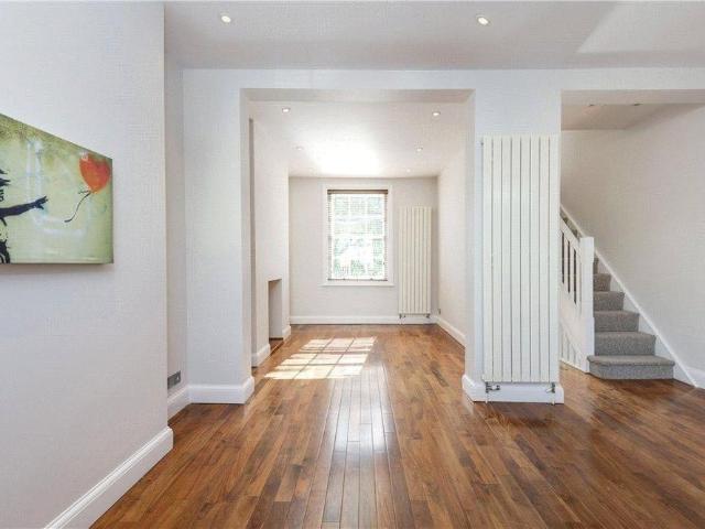 3 bedroom end of terrace house to rent