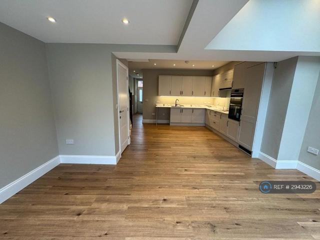 3 bedroom end of terrace house to rent