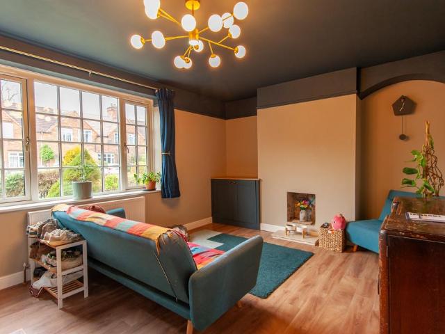 3 bedroom end of terrace house to rent