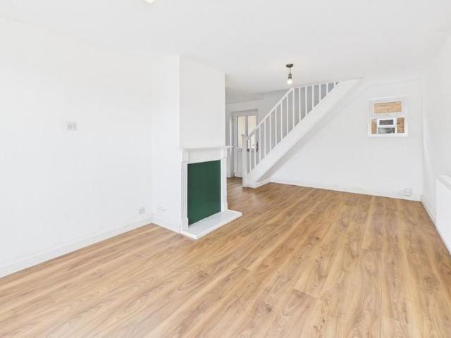 3 bedroom end of terrace house to rent