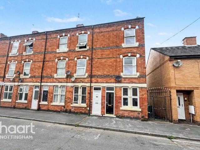 3 bedroom end of terrace house to rent