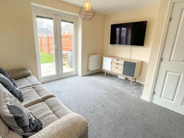 3 bedroom end of terrace house to rent