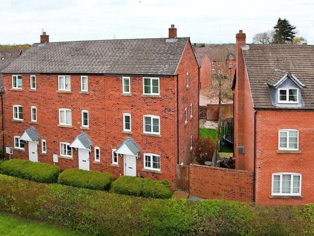 3 bedroom end of terrace house to rent