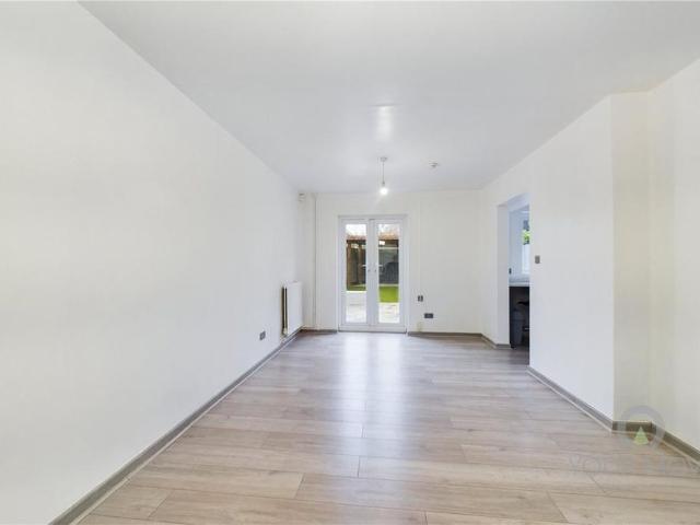 3 bedroom end of terrace house to rent