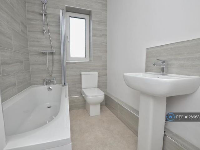 3 bedroom end of terrace house to rent
