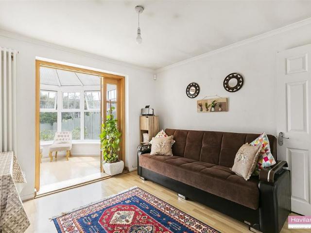 3 bedroom end of terrace house to rent