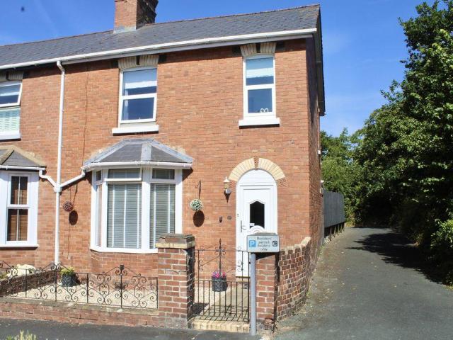 3 bedroom end of terrace house to rent