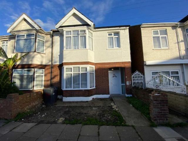 3 bedroom end of terrace house to rent