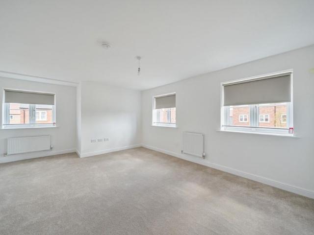 3 bedroom end of terrace house to rent