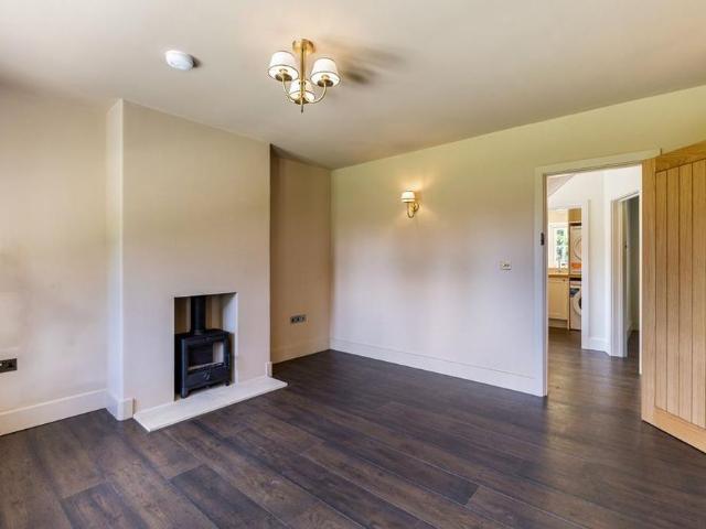 3 bedroom end of terrace house to rent