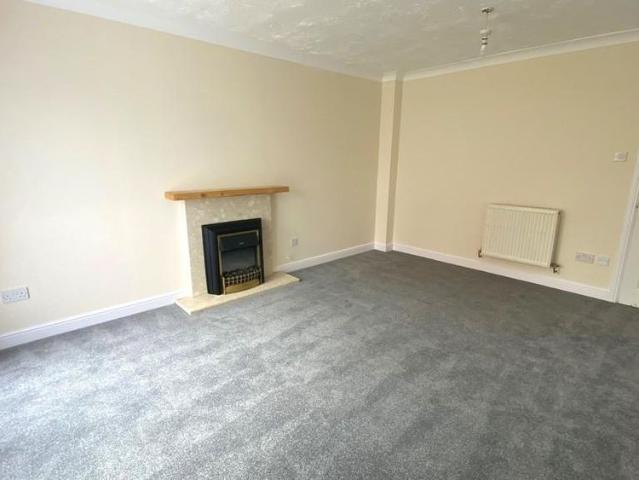 3 bedroom end of terrace house to rent