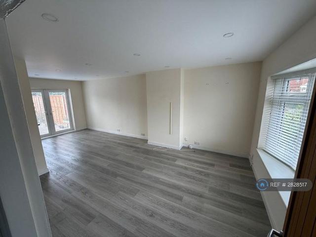 3 bedroom end of terrace house to rent