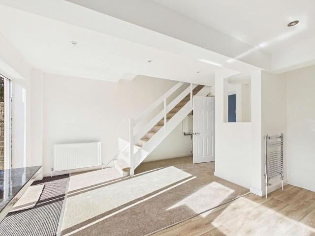 3 bedroom end of terrace house to rent