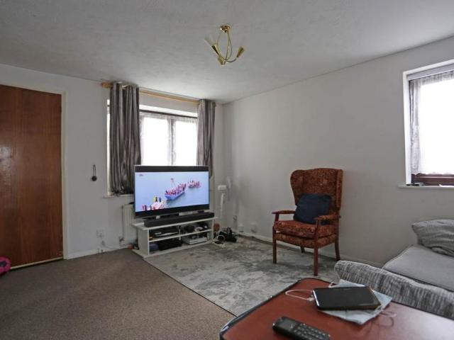 3 bedroom end of terrace house to rent