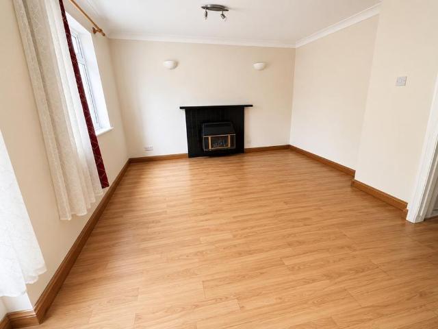 3 bedroom end of terrace house to rent