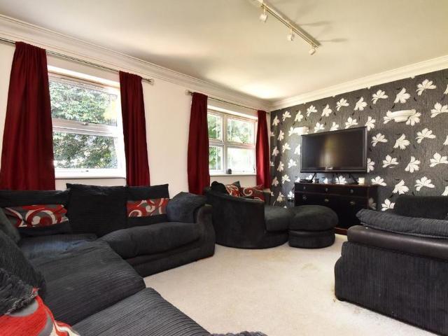 3 bedroom end of terrace house to rent