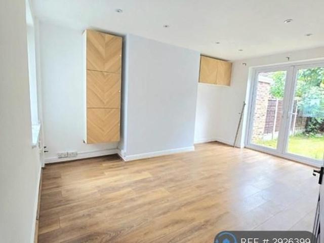 3 bedroom end of terrace house to rent