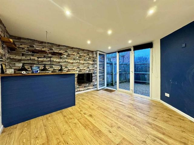3 bedroom end of terrace house to rent