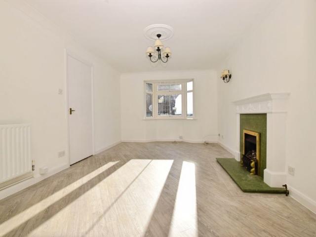 3 bedroom end of terrace house to rent