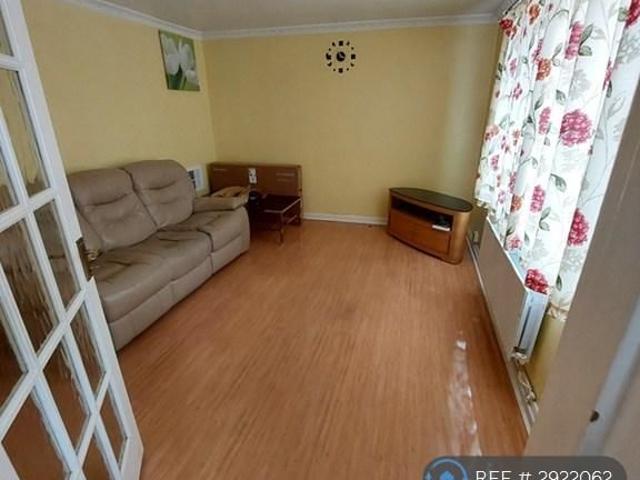 3 bedroom end of terrace house to rent